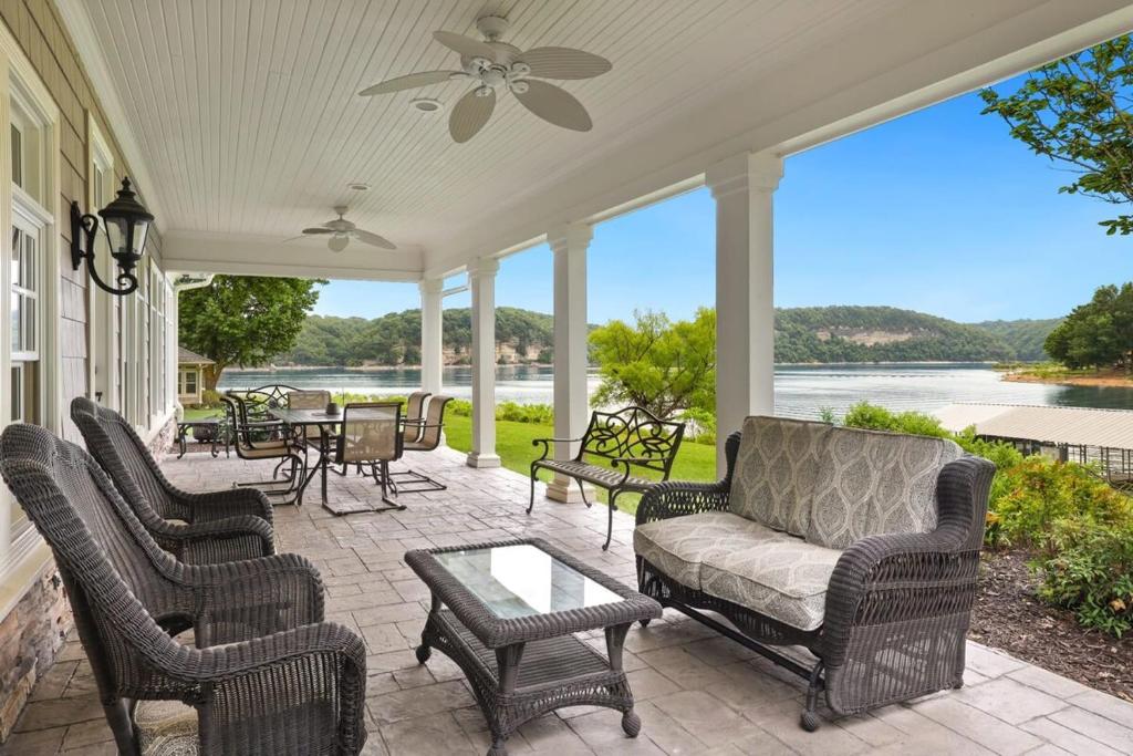 Shoreline Cottage - Direct Lake Access, Springdale (updated prices 2026)