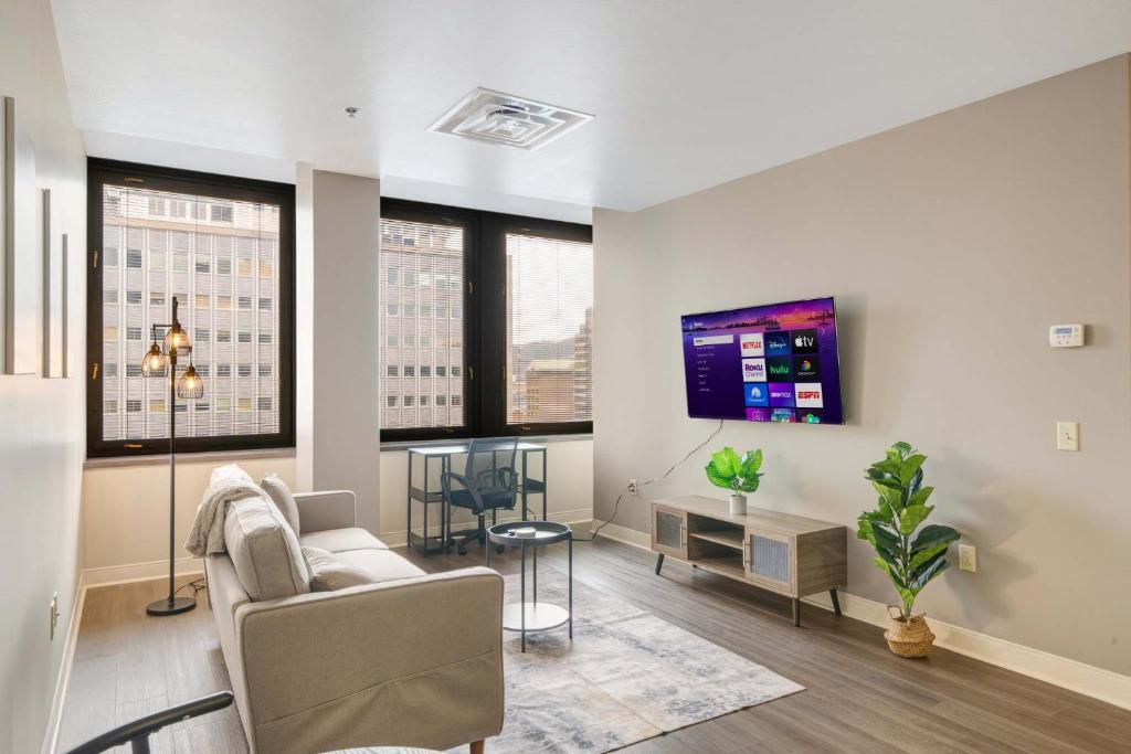 1B1B Sky High Luxury Valet Gym Lounge Roku, Pittsburgh (updated prices ...