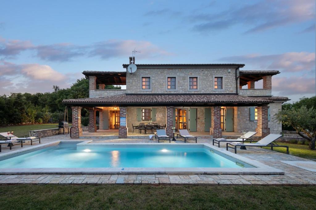 Rustic Villa Calluna with a pool in Istria, Sveti Lovreč Pazenatički ...