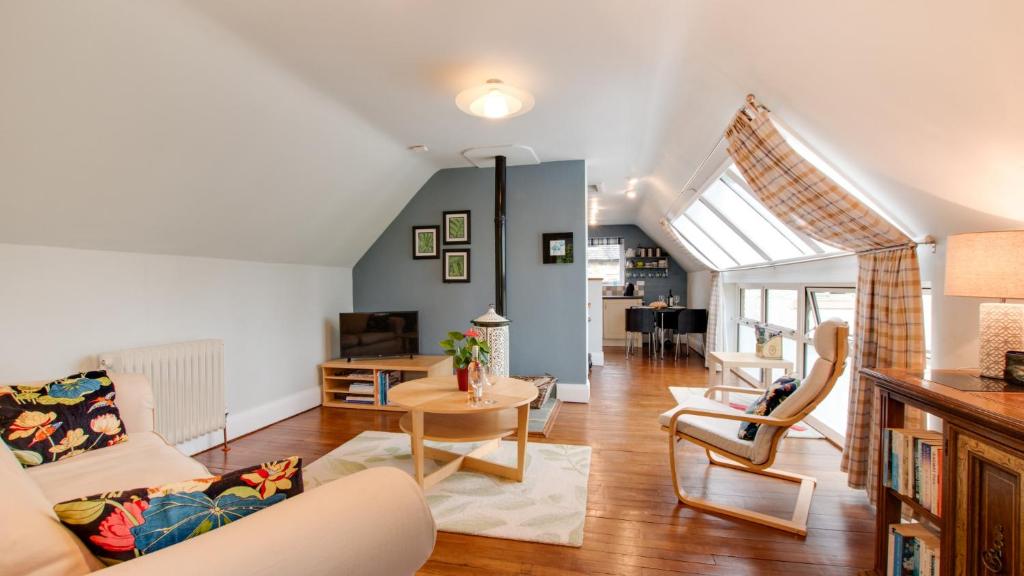 Waters Edge @ The Alleys, Atlow – Updated 2024 Prices