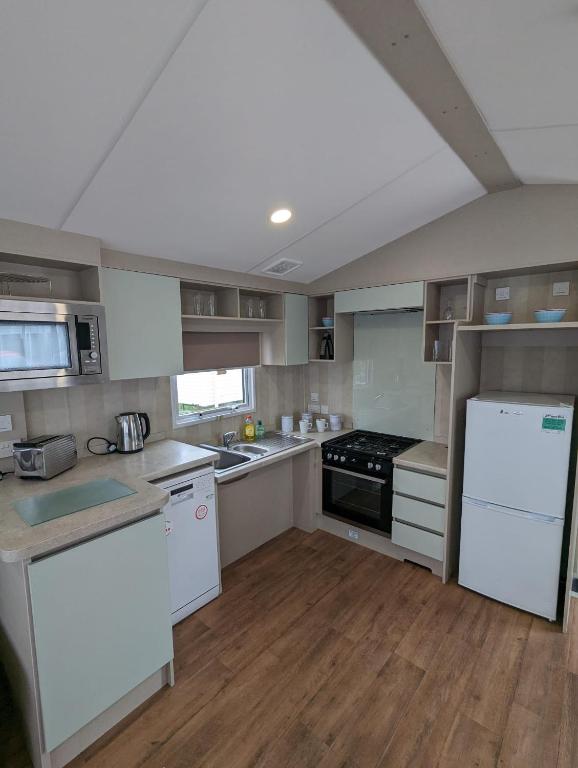 ACCESSIBLE FRIENDLY MODERN Family Caravan Littlesea Haven Weymouth ...