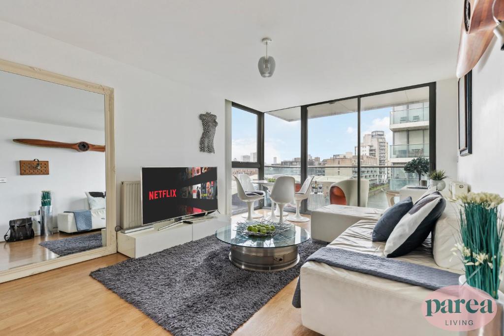 Stunning High Rise Apartment w Balcony, WFH Desk, London (updated ...