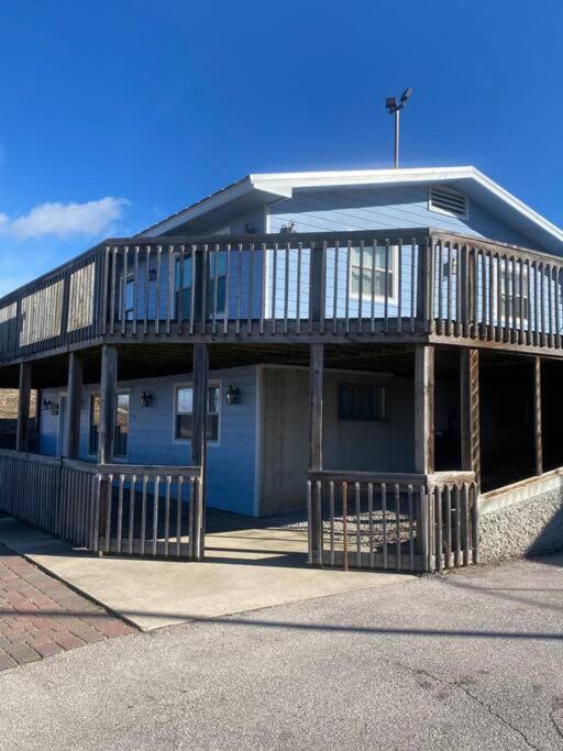 Beach House w/ VIP pkg- Bachelor Parties welcome!, Lake Ozark (updated prices 2025)