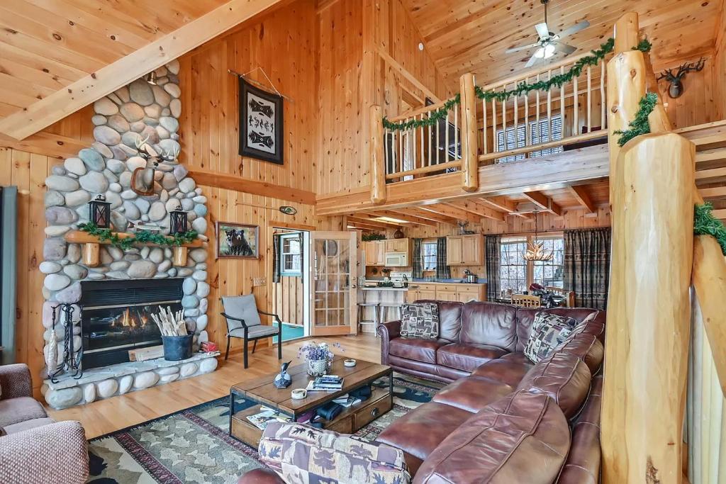 3-Storey Home with Gorgeous Deck on Bows Lake 9776, Boyne Falls ...
