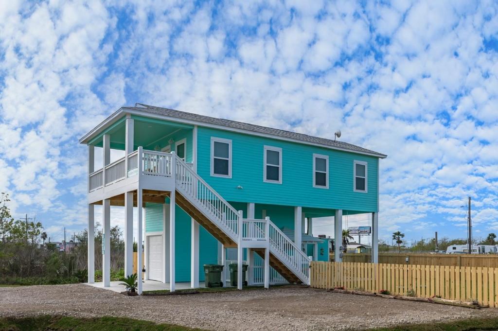 Sea Glass Cottage home, Crystal Beach (updated prices 2025)