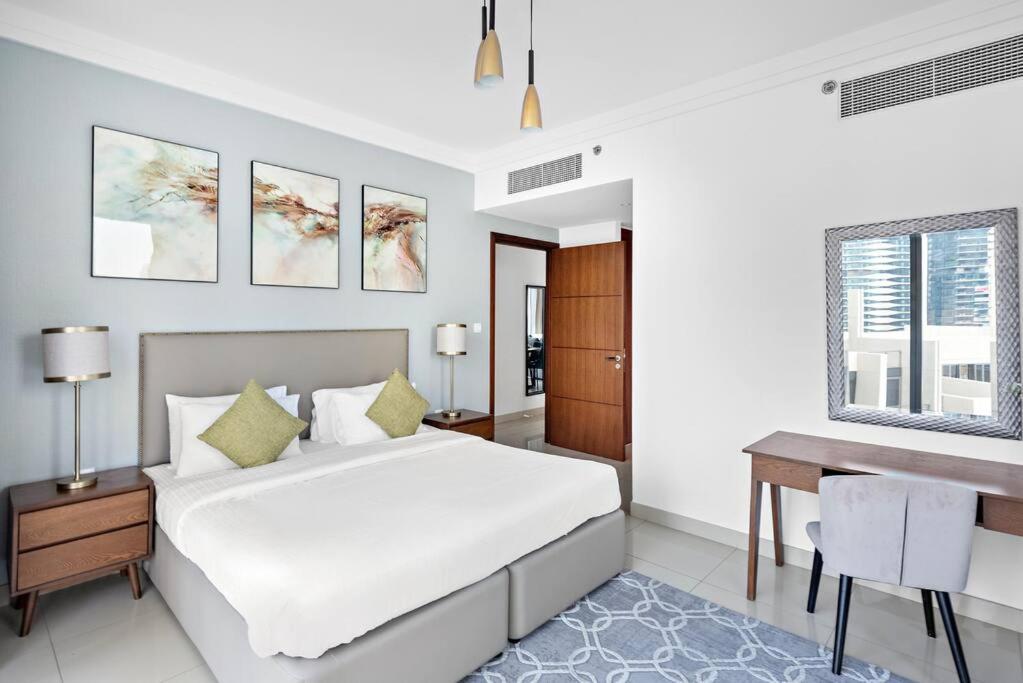 FIRST CLASS Modern 2BR Apartment with Burj Khalifa & Skyline Views ...