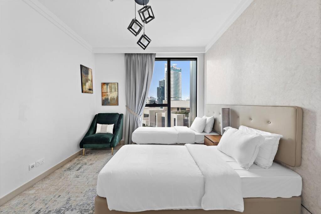 FIRST CLASS Modern 2BR Apartment with Burj Khalifa & Skyline Views ...