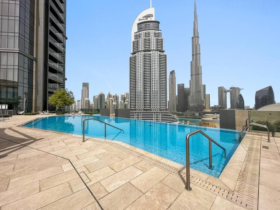 FIRST CLASS Modern 2BR Apartment with Burj Khalifa & Skyline Views ...