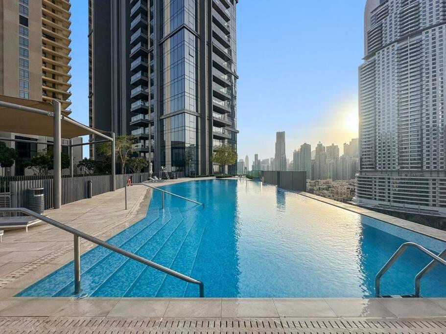FIRST CLASS Modern 2BR Apartment with Burj Khalifa & Skyline Views ...