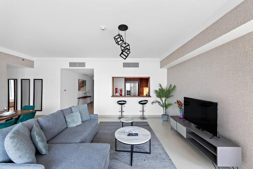 FIRST CLASS Modern 2BR Apartment with Burj Khalifa & Skyline Views ...