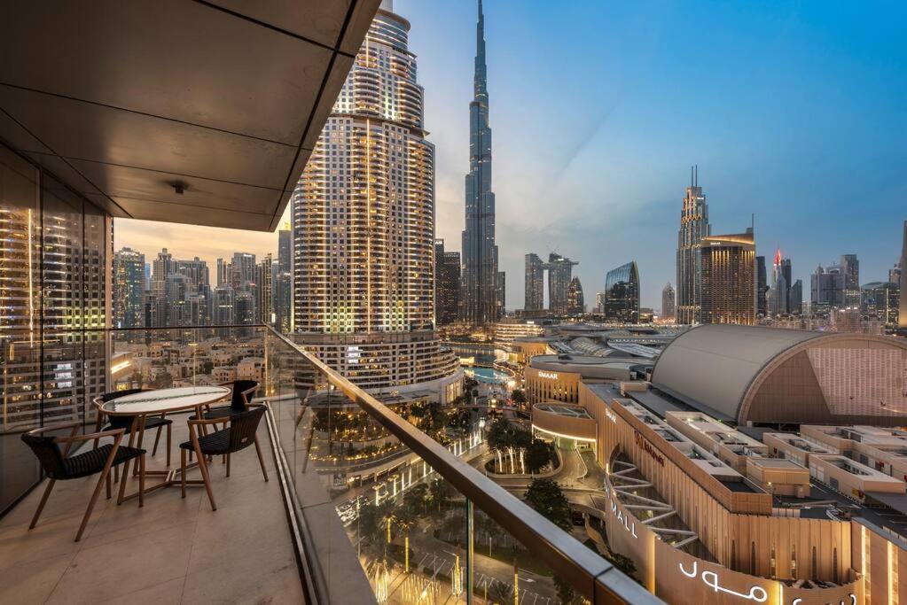 FIRST CLASS Modern 2BR Apartment with Burj Khalifa & Skyline Views ...