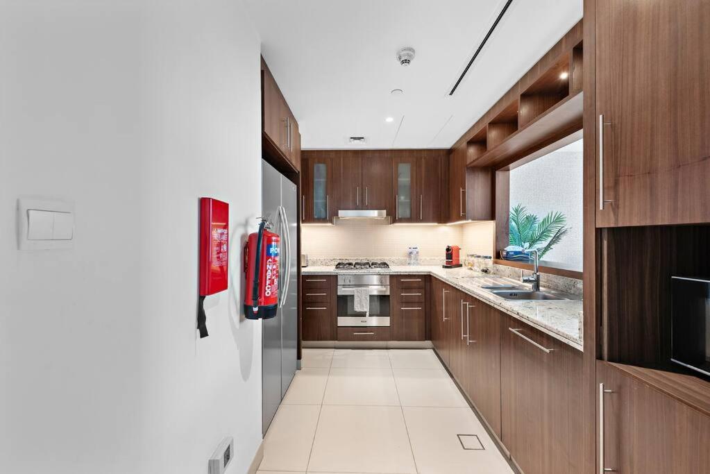 FIRST CLASS Modern 2BR Apartment with Burj Khalifa & Skyline Views ...