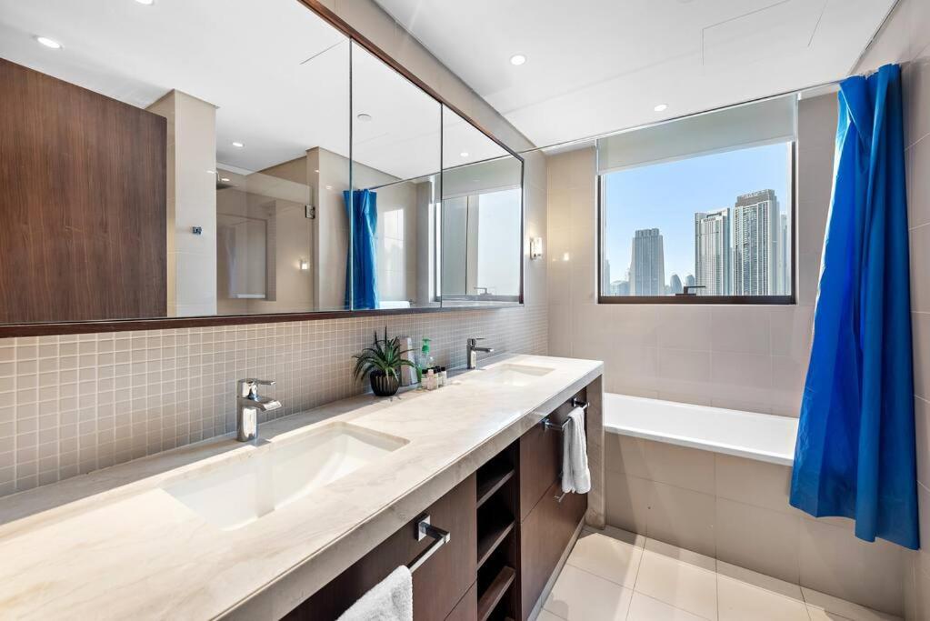 FIRST CLASS Modern 2BR Apartment with Burj Khalifa & Skyline Views ...