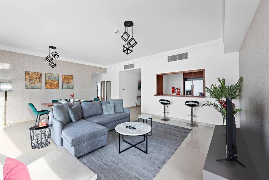 FIRST CLASS Modern 2BR Apartment with Burj Khalifa & Skyline Views ...