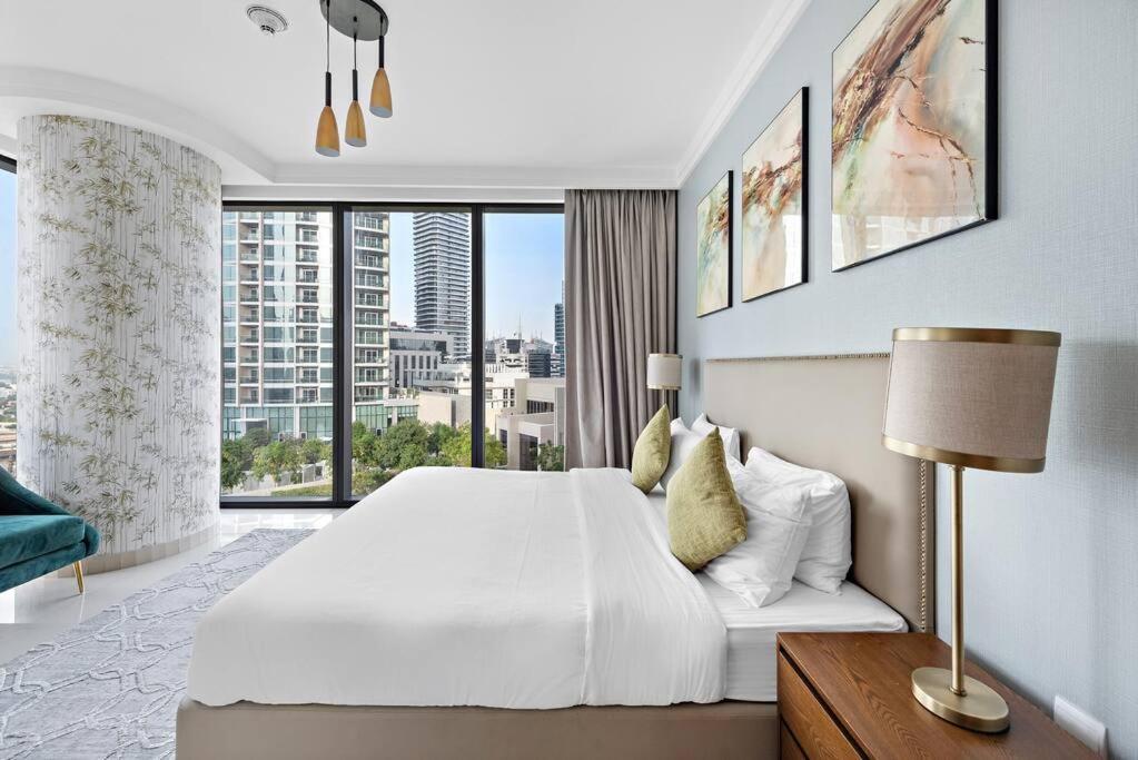 FIRST CLASS Modern 2BR Apartment with Burj Khalifa & Skyline Views ...