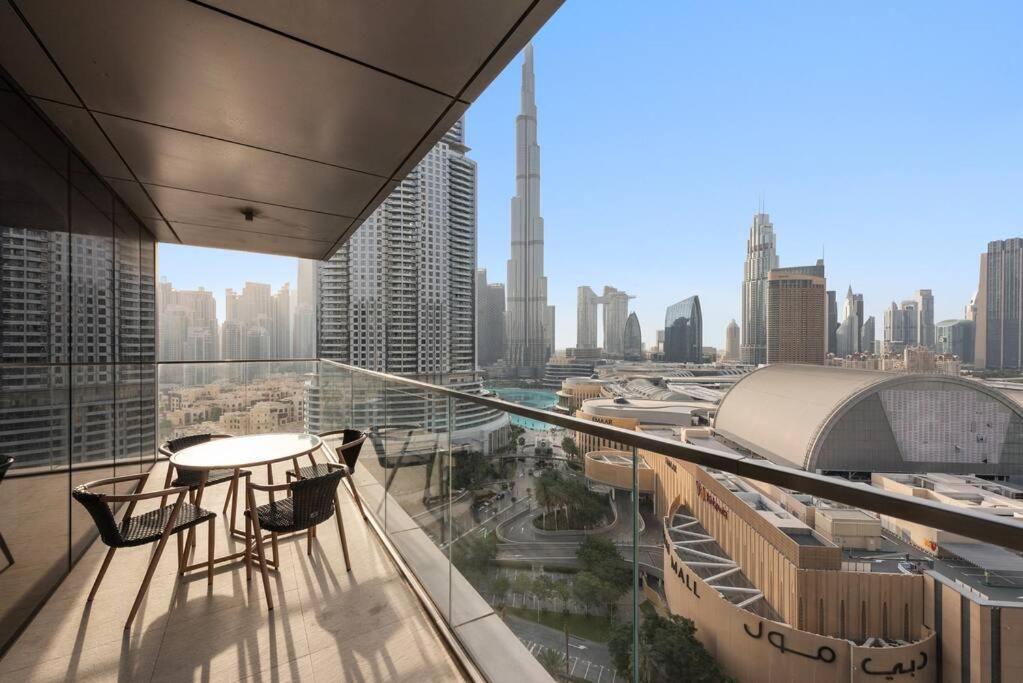 FIRST CLASS Modern 2BR Apartment with Burj Khalifa & Skyline Views ...