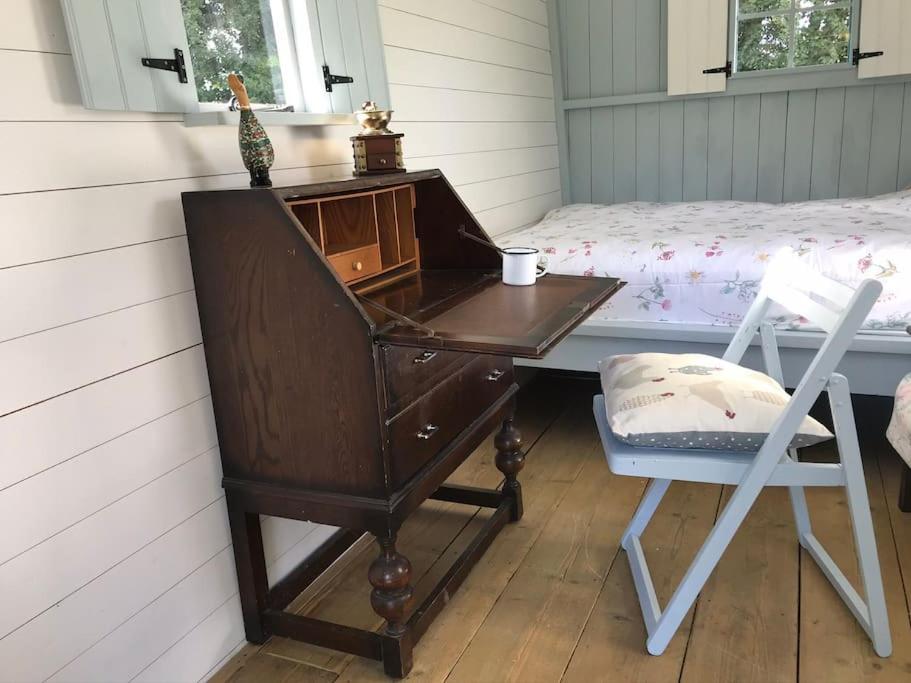 Woodpecker Shepherd Hut with private facilities Newmarket CB8 ...