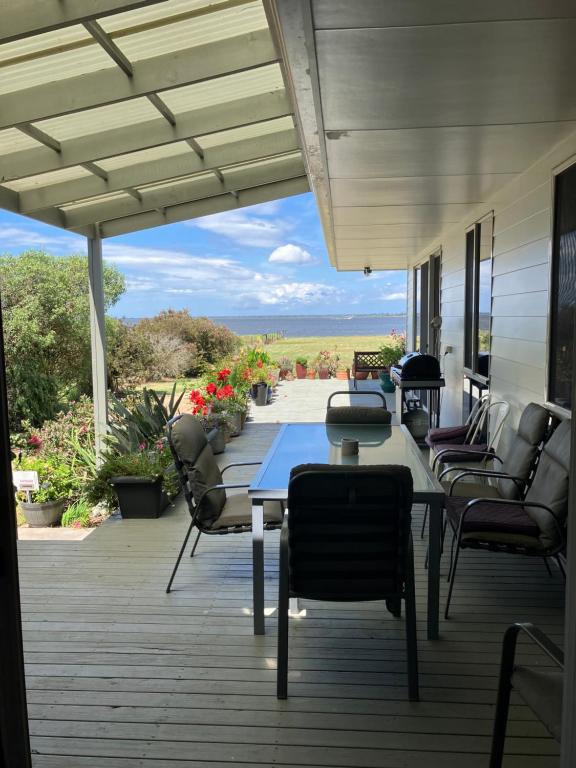 Eagle Bay Views, Eagle Point (updated prices 2026)