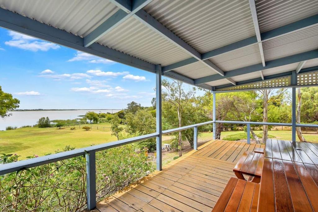 101 Batson Pde - Waterfront - BYO Linen, Hindmarsh Island (updated ...