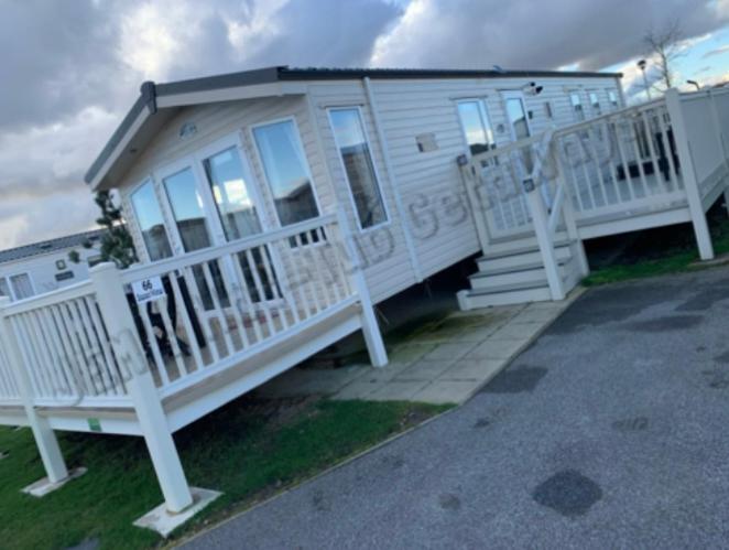 JEMs Hot-Tub Getaways 8 berth at Tattershall Lakes, Lincolnshire ...