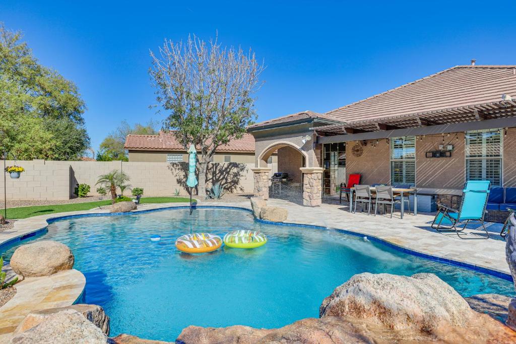 Backyard Oasis and Pool Gilbert Getaway!, Queen Creek (precios ...