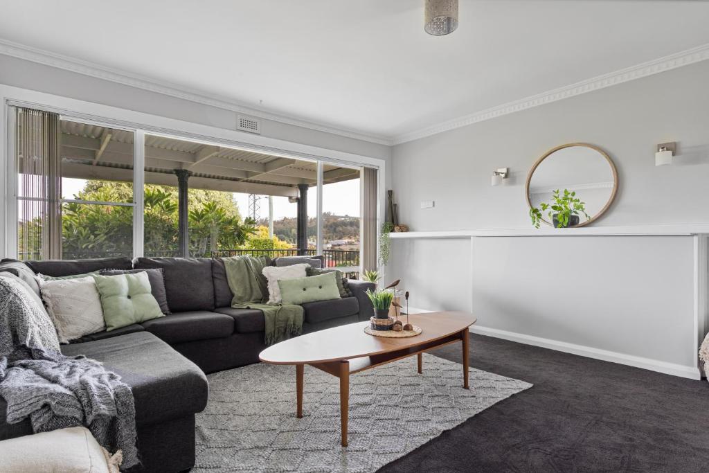 Legana Lodge - A home away from home - Catering for up to 12 guests ...