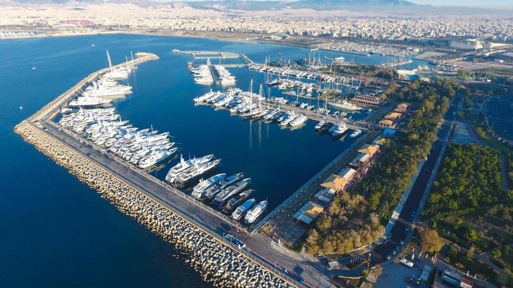 Athenian Riviera Beach front apartment 2 minutes from Tram stop, Athen ...