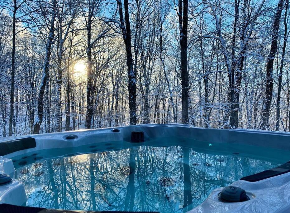 Nature retreat with HOT TUB and lake access & watercraft, Saint Adolphe ...