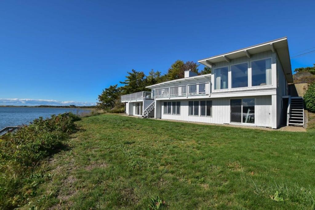 Wellfleet Waterfront home on private beach, Wellfleet (precios ...