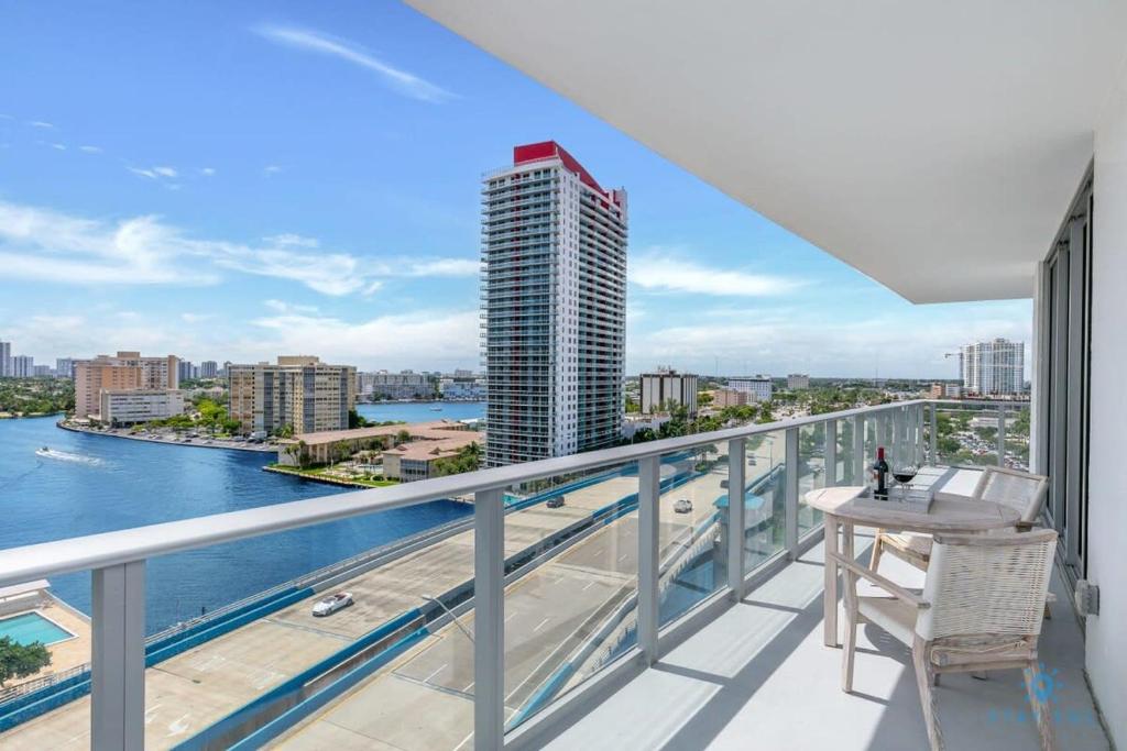 Corner Balcony - Enjoy 360 Views- Near Beach- Pool, Hollywood (updated ...
