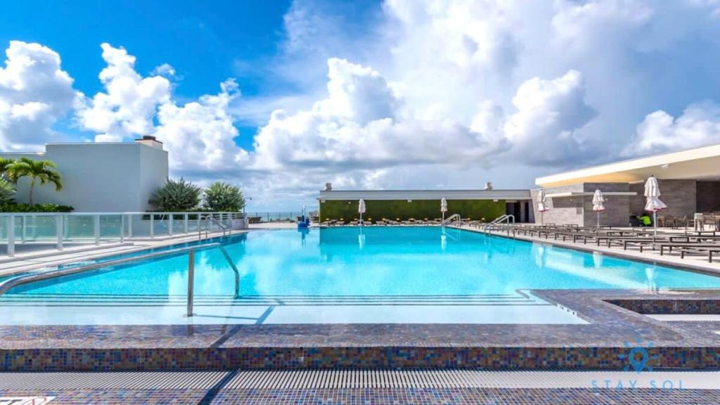 5 BEACHFRONT RESORT ROOFTOP POOL Hollywood Beach Broadwalk, Hollywood ...