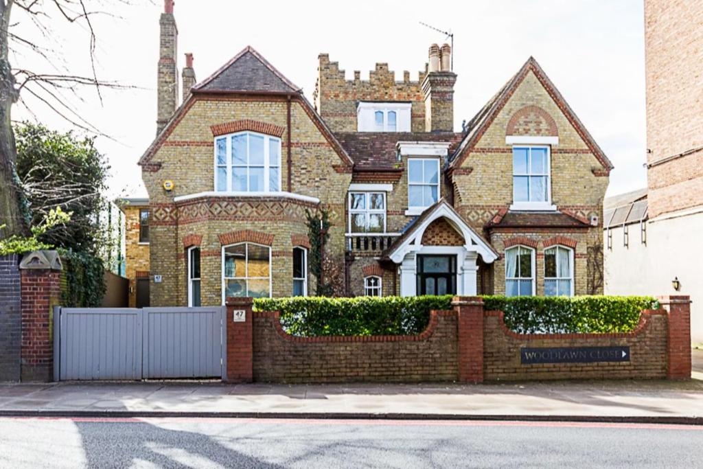 Woodlawn Manor House, London (updated prices 2025)