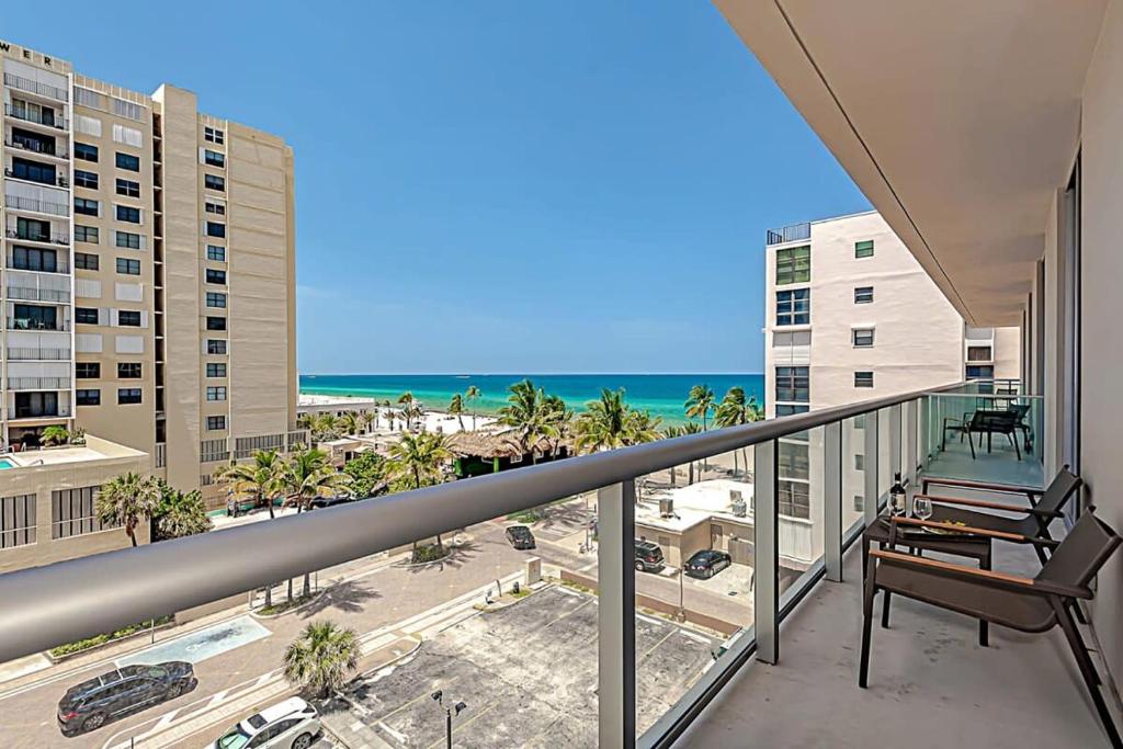 Rooftop Pool - Ocean View Balcony - Hollywood Beach, Hollywood (updated ...