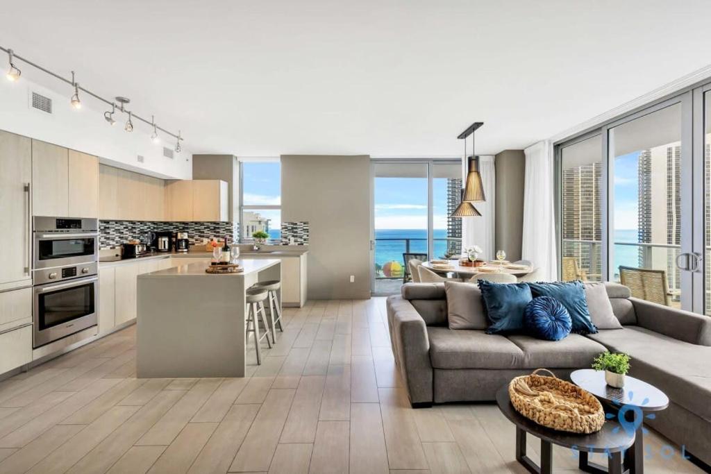 Wrap Around Balcony Insane Views Amazing Pools, Hollywood – Updated ...