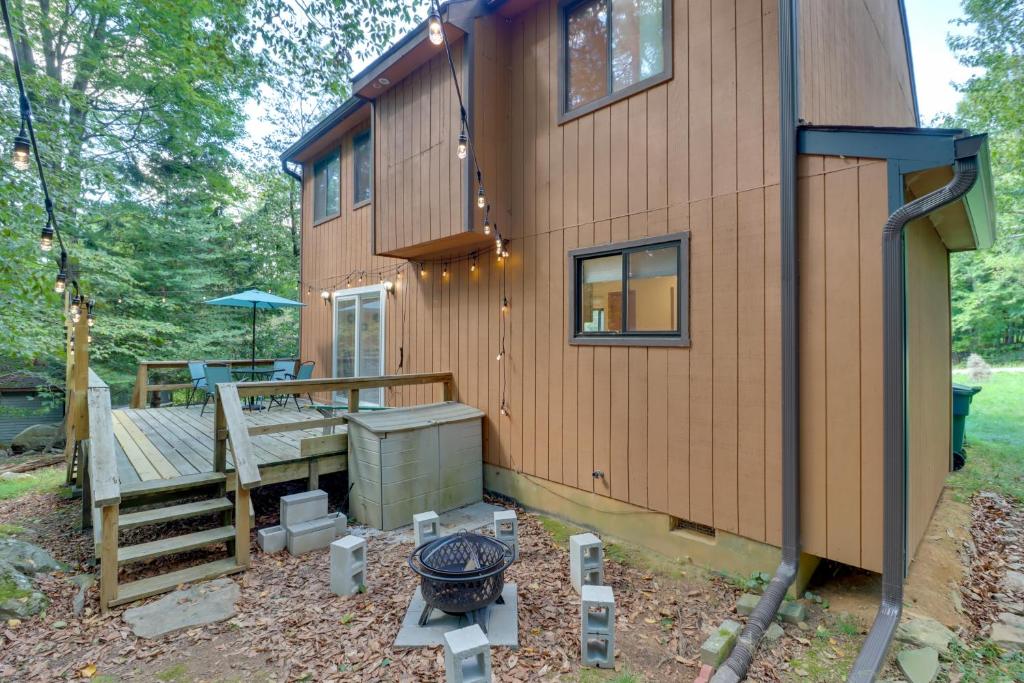 Furnished Deck and Game Room Cabin in Tobyhanna, Tobyhanna (updated ...