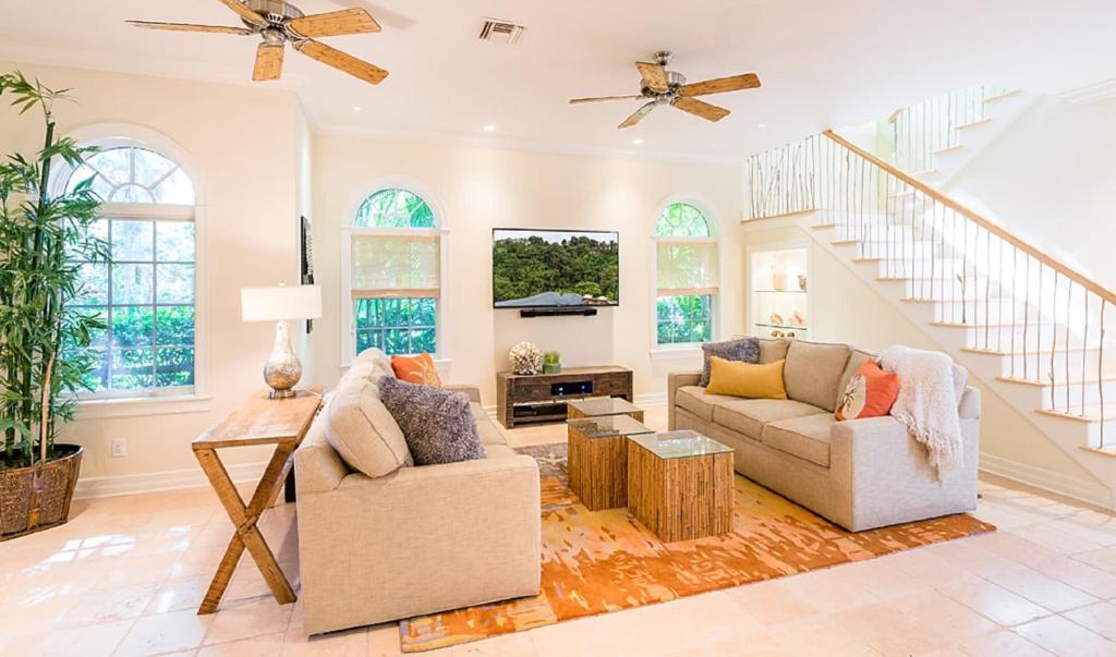 Waterfront Pink House with Private Dock & Pool, Captiva (precios ...