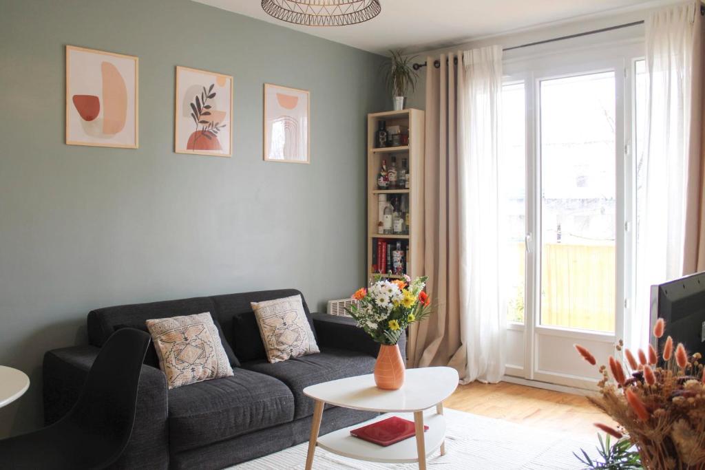 Pretty cocoon with private garden, Saint-Denis (updated prices 2024)