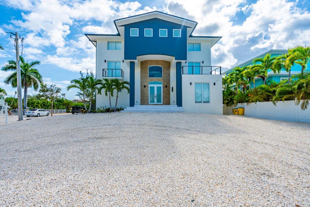 Welcome to Paradise Villa: A luxury home in Sombrero Beach, Florida ...