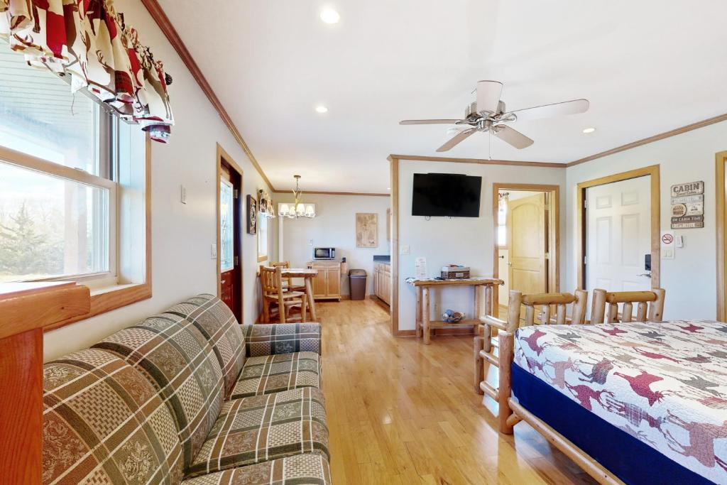 Blue Line Resort Cabin #2, Carbondale (updated prices 2025)