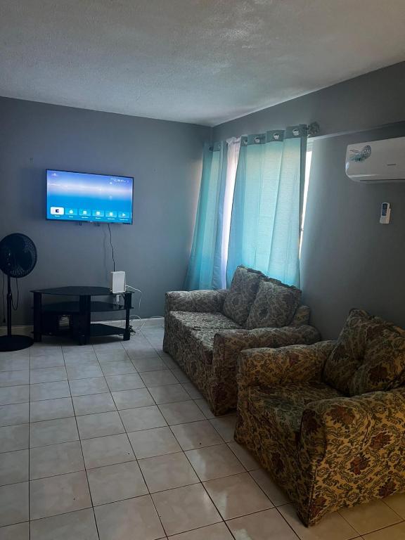 Beach Dayz at Turtle Towers, Ocho Rios (updated prices 2025)