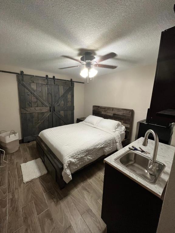 cozy studio apartment with private entrance and patio, Miami (tarifs ...