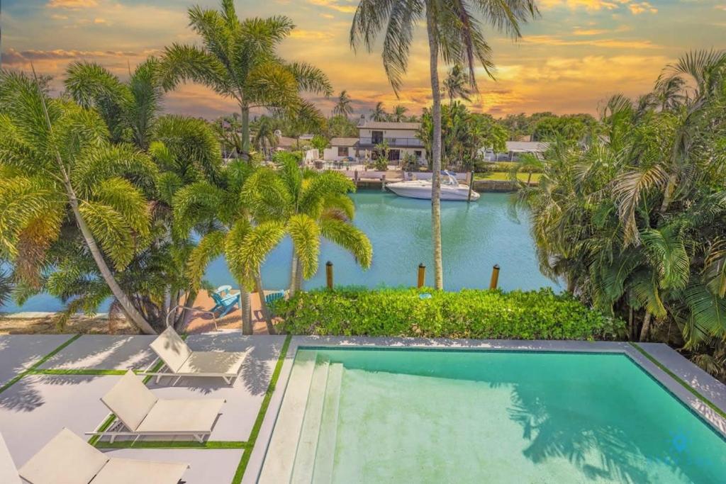 Luxe Lakefront Mansion Waterfront, Lighthouse Point (preços atualizados ...