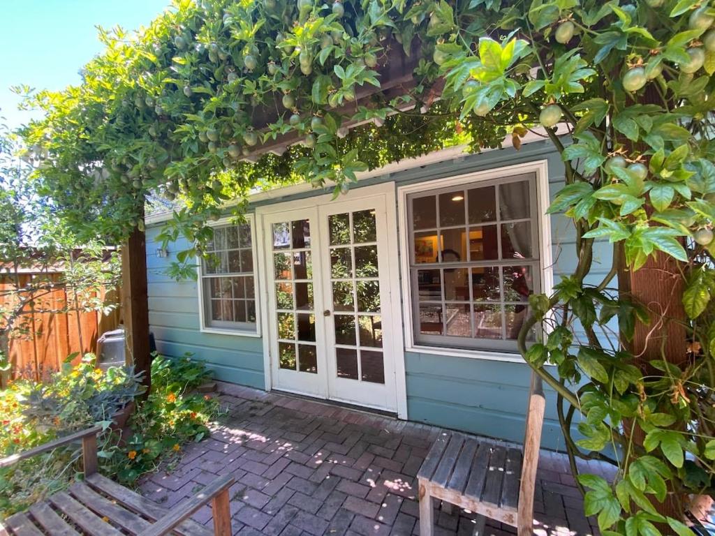 Garden Cottage Paradise Also Perfect for WFH-ers, Mountain View ...
