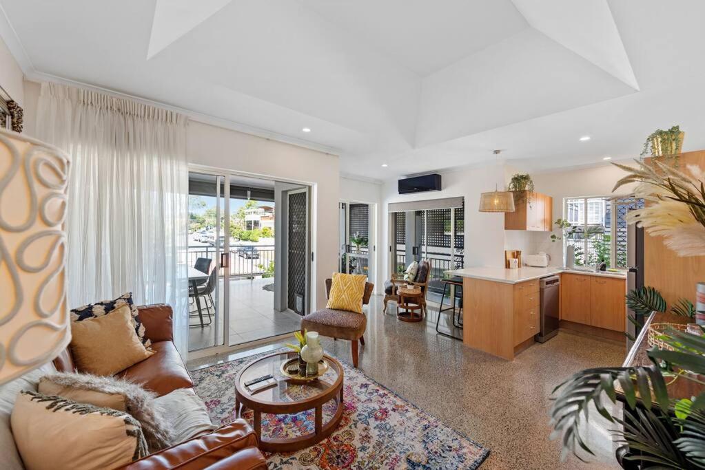 The Summer Home! 2Bed/2Bath/1Car/Balcony ~ Bulimba, Brisbane – Updated ...