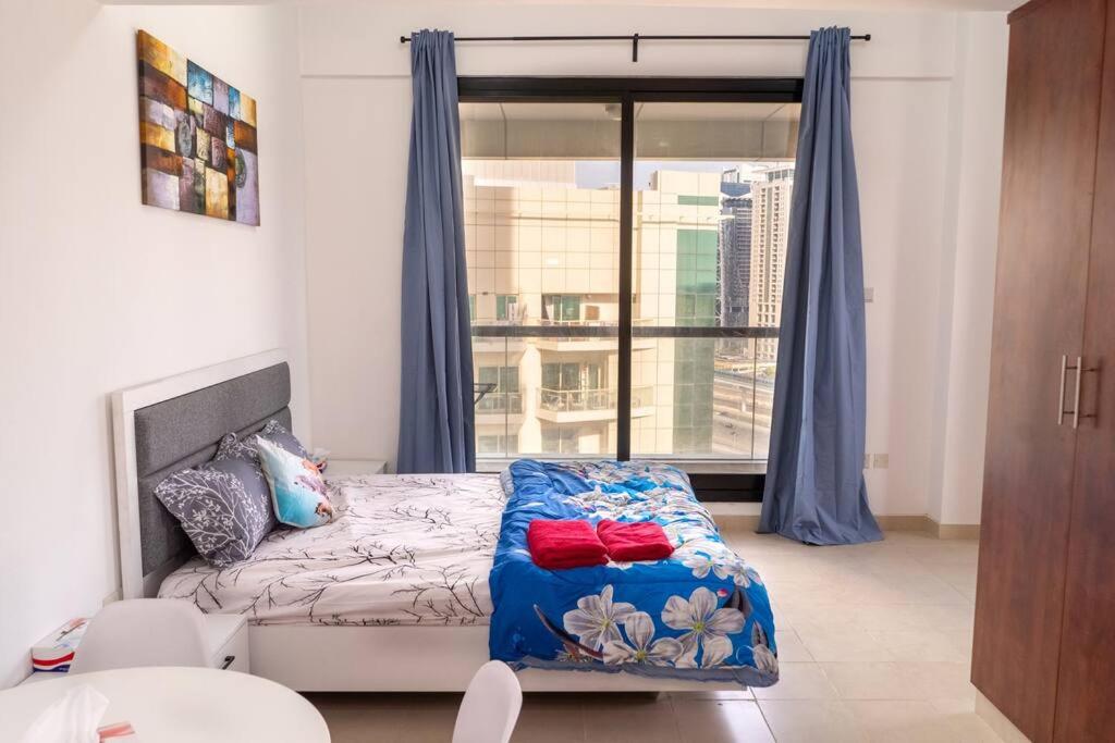 1B/R near metro and tramp 50%off، دبي (أسعار محدثة لعام 2025)