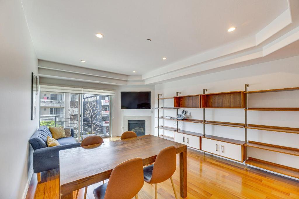 Chic Condo Near Santa Monica Parking and Workspace!, Los Angeles ...
