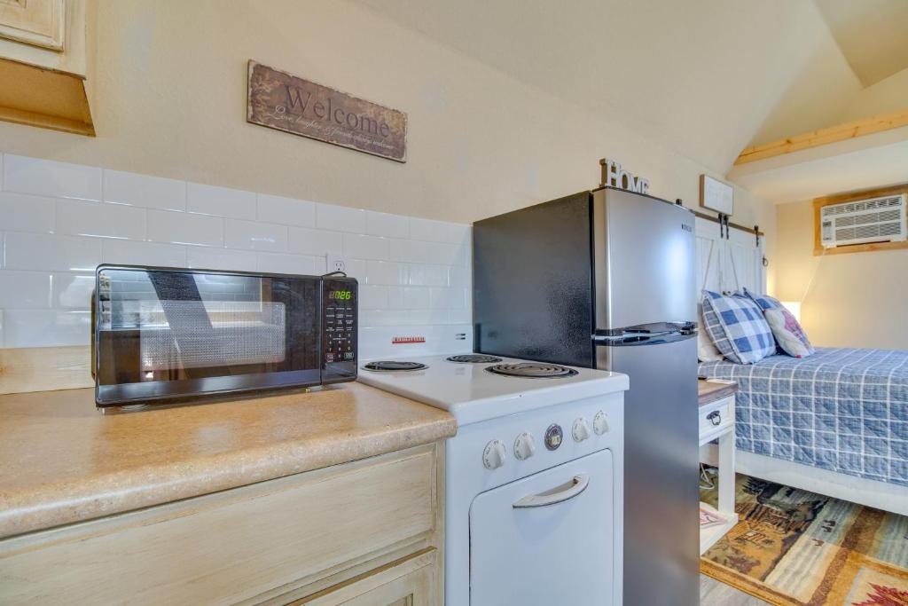 Countryside Tiny Home in Cameron about 5 Mi to Poteau!, Cameron ...