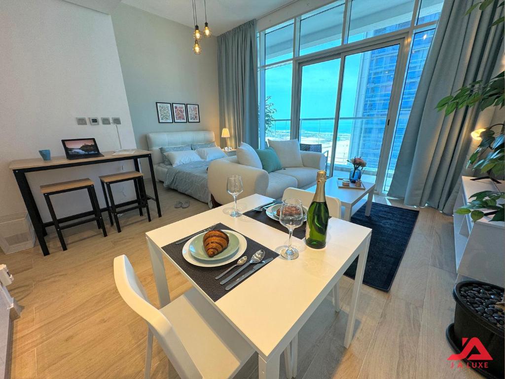 Stylish Marina & Sea View Apt in Studio One, Dubai Marina with Modern Gym & Pool, Steps to JBR ...