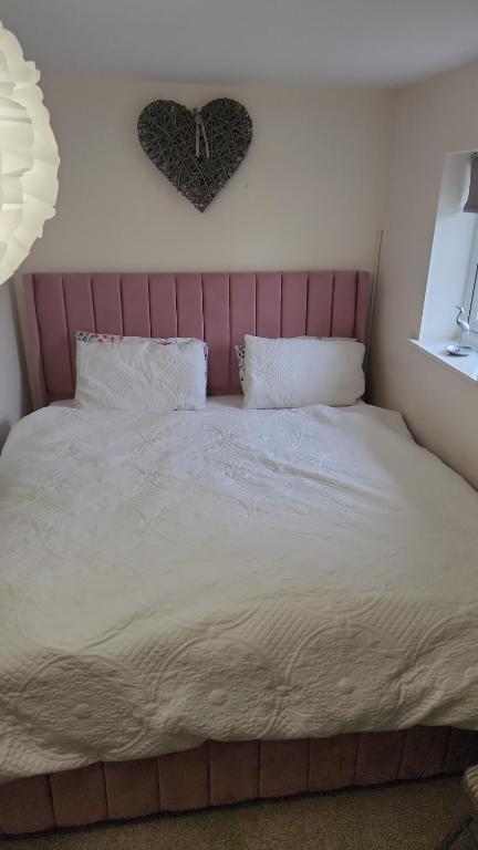 Glamshouse, Bushbury (updated prices 2026)