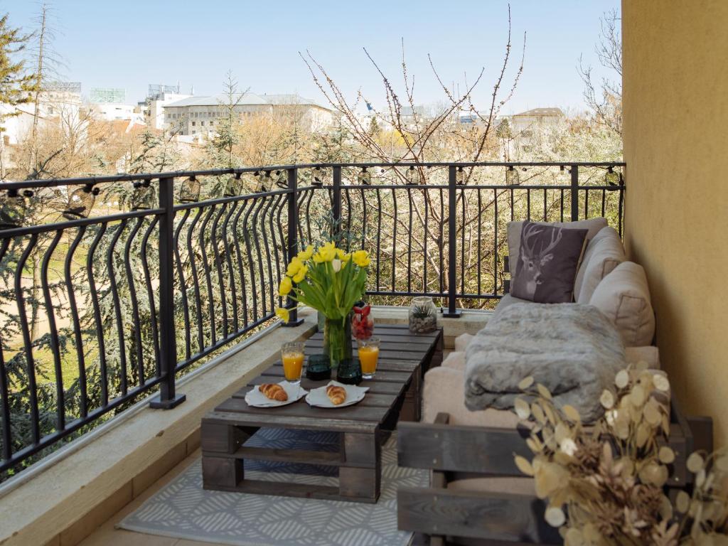 Secret Garden View Quiet Studio Private Terrace, Bucharest (updated ...